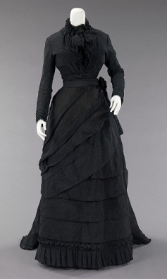 How Victorian Women Wore Their Mourning Clothes – Under The Moonlight